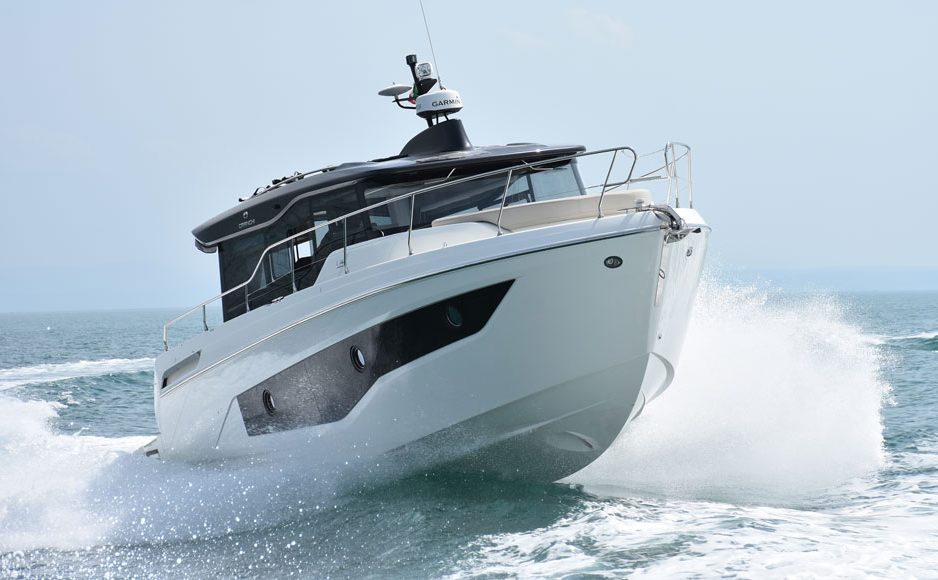Cranchi T36 Crossover, il gusto del trawler su uno scafo da quasi 40 nodi