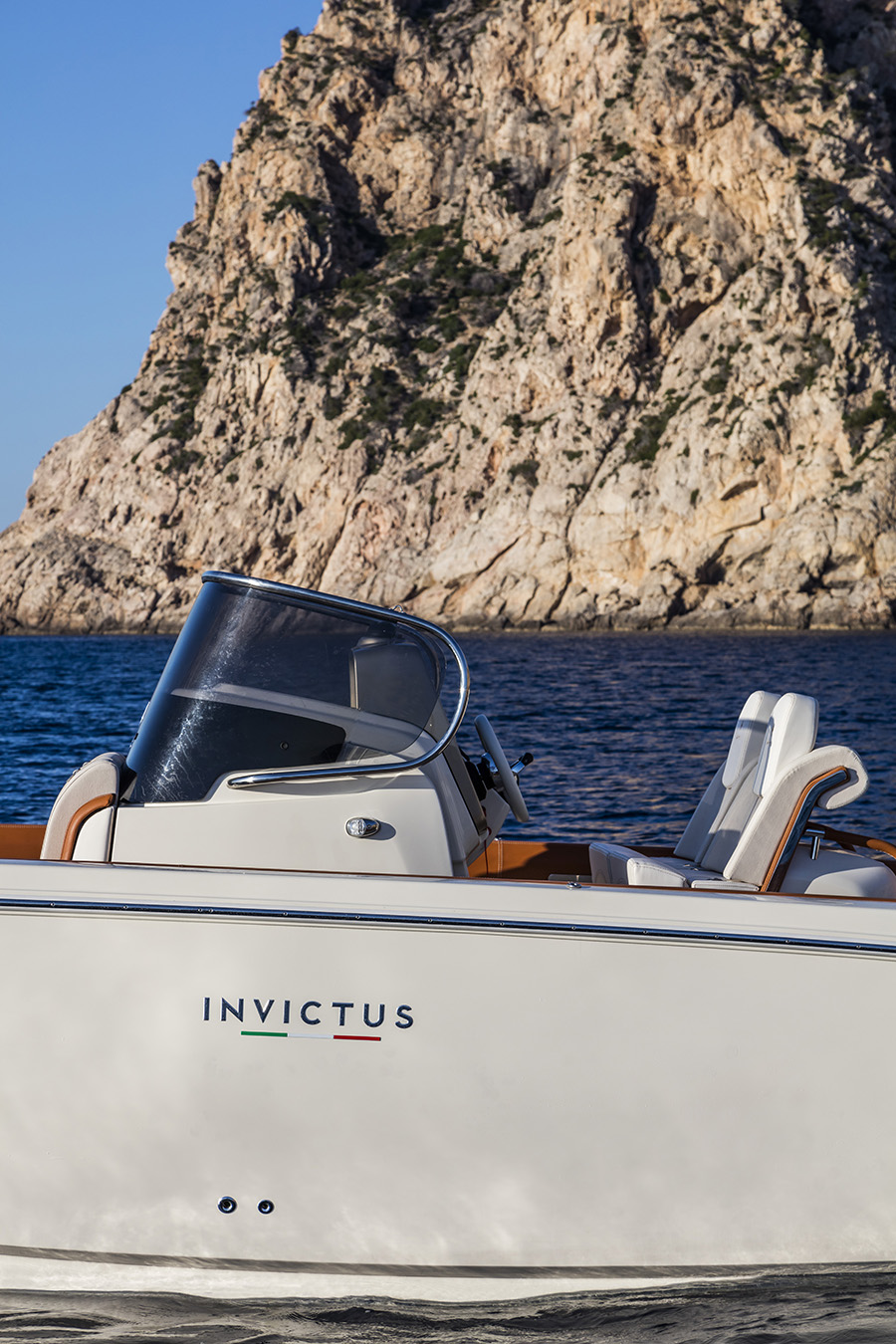 Invictus 280SX: nove metri e un entro-fuoribordo per la massima versatilità