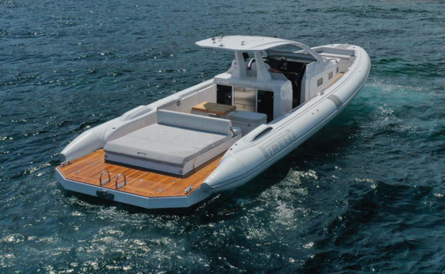 Il test del Pirelli 42, un maxirib indomito più del mare quando s'arrabbia